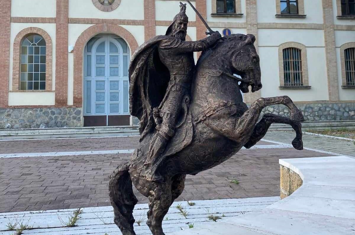 A San Basile la più grande statua di Skanderbeg in Italia - Paese24.it